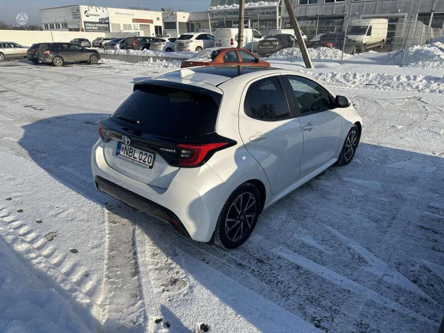 White Toyota Yaris 2022 in Vilnius, with an engine capacity of 1.49 L and mileage of 62 thousand km for 18900 €, photo 3 on AUTOMOTO.COM.LV