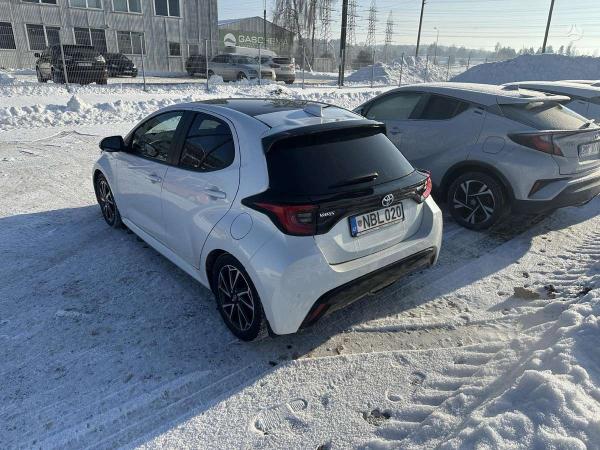 Balts Toyota Yaris 2022 Viļņa, ar dzinēja tilpumu 1.49 L un nobraukumu 62 tūkst. km par 18900 €, foto 4 vietnē AUTOMOTO.COM.LV