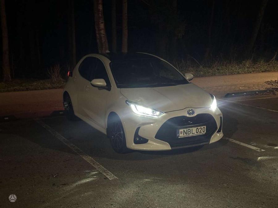 White Toyota Yaris 2022 in Vilnius, with an engine capacity of 1.49 L and mileage of 62 thousand km for 18900 €, photo 10 on AUTOMOTO.COM.LV