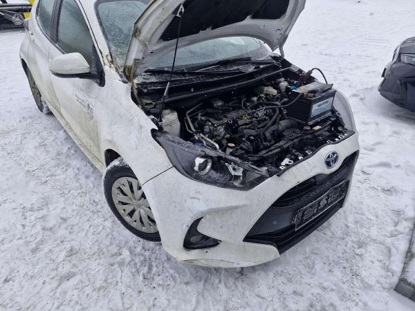 White Toyota Yaris 2022 in Marijampole, with an engine capacity of 1.49 L and mileage of 136 thousand km for 7400 €, photo 2 on AUTOMOTO.COM.LV