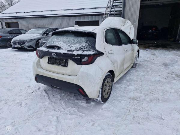 White Toyota Yaris 2022 in Marijampole, with an engine capacity of 1.49 L and mileage of 136 thousand km for 7400 €, photo 8 on AUTOMOTO.COM.LV