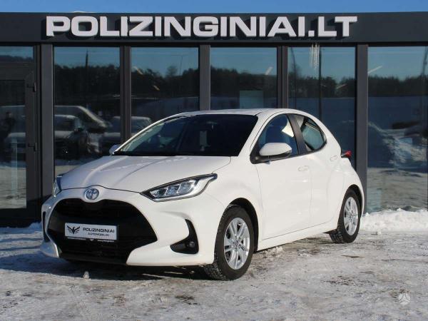 White Toyota Yaris 2022 in Vilnius, with an engine capacity of 1.49 L and mileage of 107 thousand km for 14500 €, photo 1 on AUTOMOTO.COM.LV