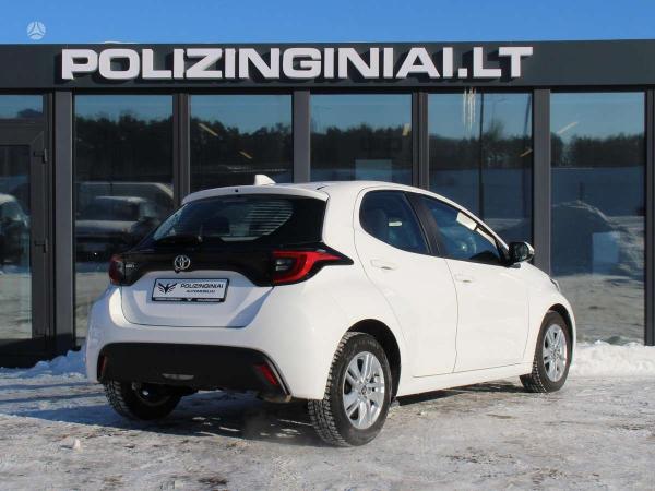 White Toyota Yaris 2022 in Vilnius, with an engine capacity of 1.49 L and mileage of 107 thousand km for 14500 €, photo 4 on AUTOMOTO.COM.LV