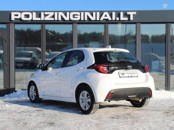 White Toyota Yaris 2022 in Vilnius, with an engine capacity of 1.49 L and mileage of 107 thousand km for 14500 €, photo 5 on AUTOMOTO.COM.LV