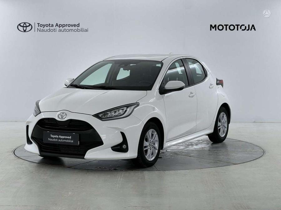 White Toyota Yaris 2022 in Vilnius, with an engine capacity of 1.49 L and mileage of 73 thousand km for 14900 €, photo 1 on AUTOMOTO.COM.LV