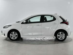 White Toyota Yaris 2022 in Vilnius, with an engine capacity of 1.49 L and mileage of 73 thousand km for 14900 €, photo 3 on AUTOMOTO.COM.LV