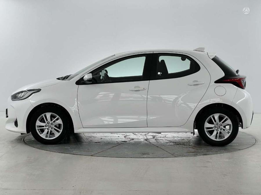 White Toyota Yaris 2022 in Vilnius, with an engine capacity of 1.49 L and mileage of 73 thousand km for 14900 €, photo 3 on AUTOMOTO.COM.LV
