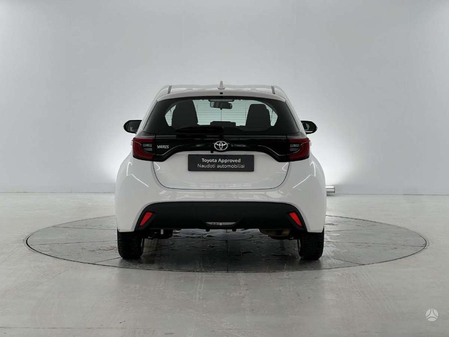 White Toyota Yaris 2022 in Vilnius, with an engine capacity of 1.49 L and mileage of 73 thousand km for 14900 €, photo 4 on AUTOMOTO.COM.LV