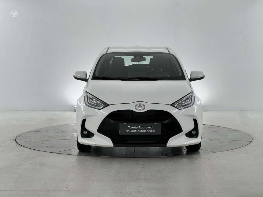 White Toyota Yaris 2022 in Vilnius, with an engine capacity of 1.49 L and mileage of 73 thousand km for 14900 €, photo 5 on AUTOMOTO.COM.LV