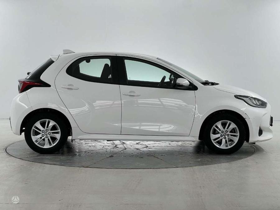 White Toyota Yaris 2022 in Vilnius, with an engine capacity of 1.49 L and mileage of 73 thousand km for 14900 €, photo 16 on AUTOMOTO.COM.LV