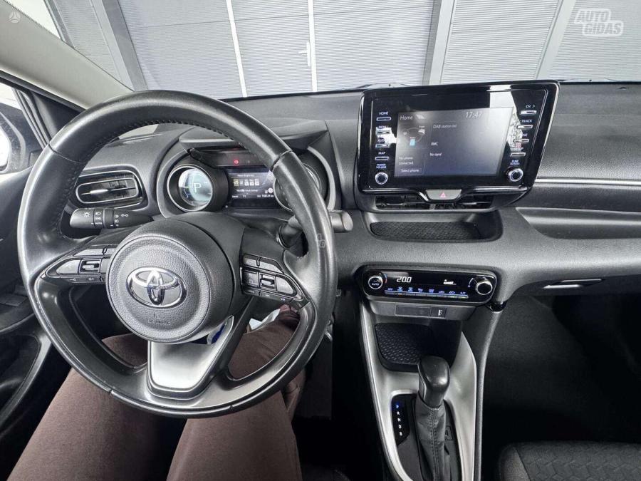 White Toyota Yaris 2022 in Vilnius, with an engine capacity of 1.50 L and mileage of 158 thousand km for 14950 €, photo 18 on AUTOMOTO.COM.LV