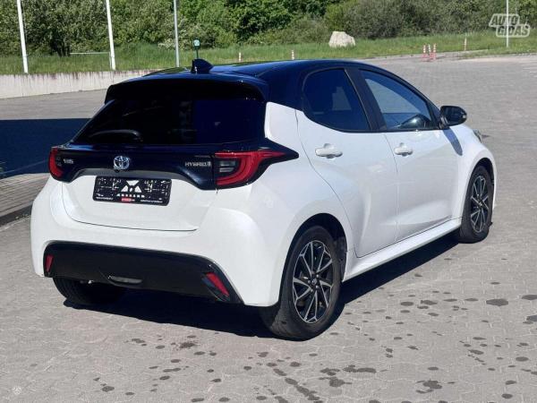 White Toyota Yaris 2022 in Vilnius, with an engine capacity of 1.50 L and mileage of 40 thousand km for 19950 €, photo 7 on AUTOMOTO.COM.LV