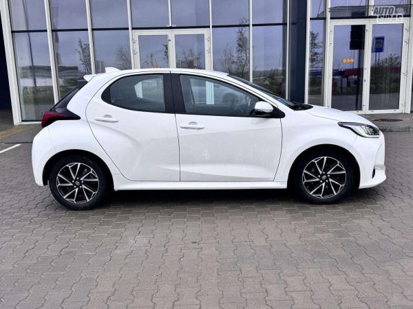 White Toyota Yaris 2022 in Vilnius, with an engine capacity of 1.50 L and mileage of 158 thousand km for 13950 €, photo 5 on AUTOMOTO.COM.LV