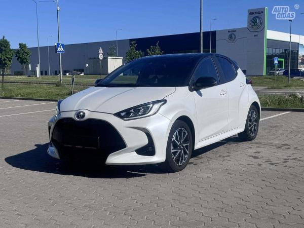 White Toyota Yaris 2022 in Vilnius, with an engine capacity of 1.50 L and mileage of 40 thousand km for 18950 €, photo 4 on AUTOMOTO.COM.LV