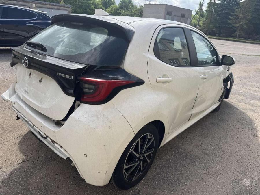 White Toyota Yaris 2022 in Gargzdai, with an engine capacity of 1.49 L and mileage of 30 thousand km for 8500 €, photo 4 on AUTOMOTO.COM.LV