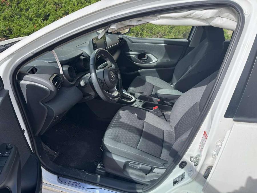 White Toyota Yaris 2022 in Gargzdai, with an engine capacity of 1.49 L and mileage of 30 thousand km for 8500 €, photo 9 on AUTOMOTO.COM.LV