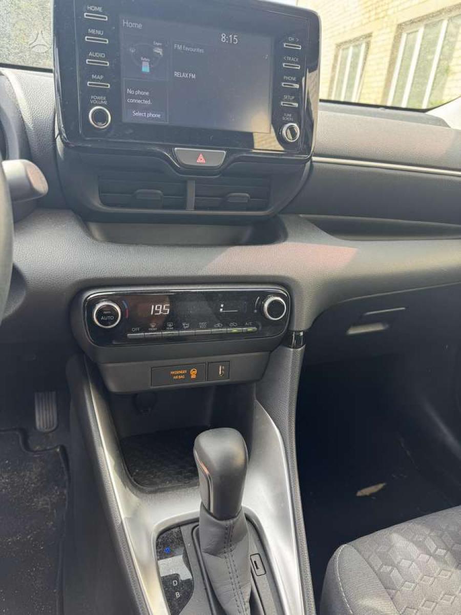 White Toyota Yaris 2022 in Gargzdai, with an engine capacity of 1.49 L and mileage of 30 thousand km for 8500 €, photo 11 on AUTOMOTO.COM.LV