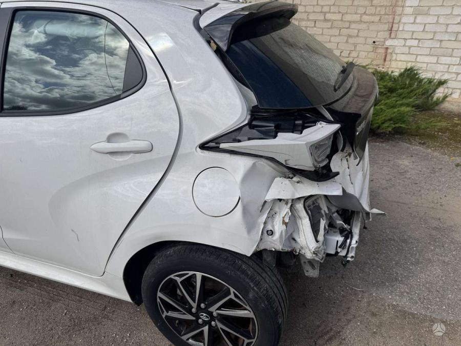 White Toyota Yaris 2022 in Gargzdai, with an engine capacity of 1.49 L and mileage of 30 thousand km for 8500 €, photo 15 on AUTOMOTO.COM.LV