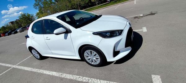 White Toyota Yaris 2022 in Klaipeda, with an engine capacity of 1.50 L and mileage of 35 thousand km for 16500 €, photo 5 on AUTOMOTO.COM.LV