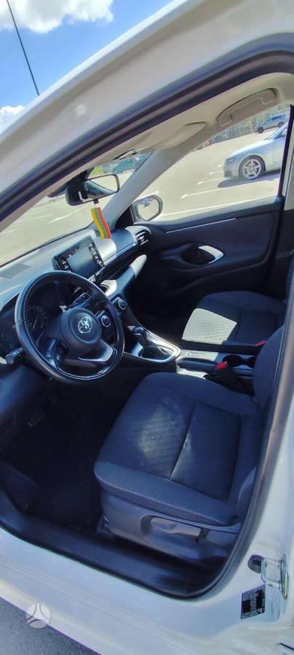 White Toyota Yaris 2022 in Klaipeda, with an engine capacity of 1.50 L and mileage of 35 thousand km for 16500 €, photo 8 on AUTOMOTO.COM.LV