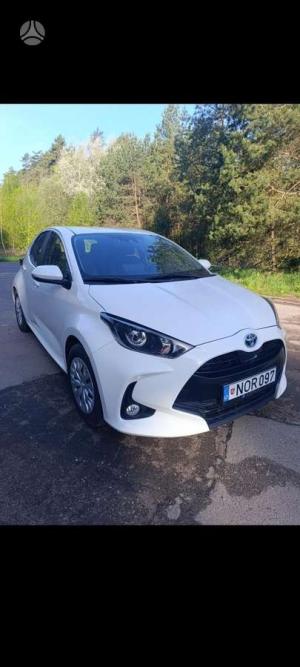 Balts Toyota Yaris 2022 Viļņa, ar dzinēja tilpumu 1.49 L un nobraukumu 27 tūkst. km par 17900 €, foto  vietnē AUTOMOTO.COM.LV