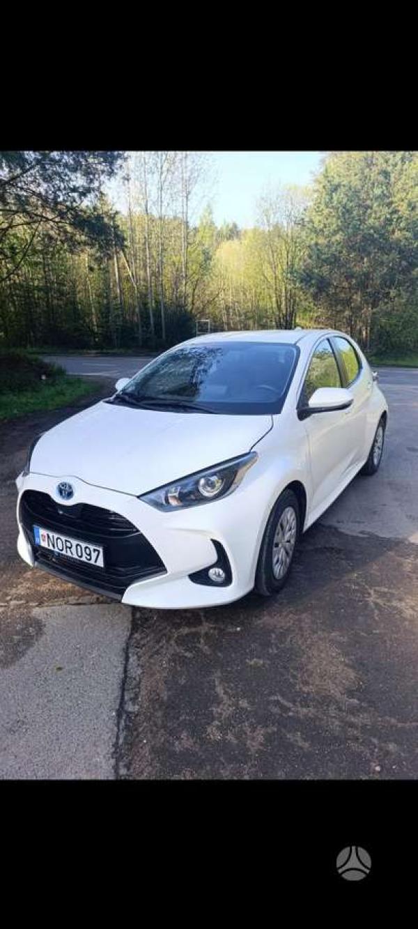 White Toyota Yaris 2022 in Vilnius, with an engine capacity of 1.49 L and mileage of 27 thousand km for 17900 €, photo 3 on AUTOMOTO.COM.LV