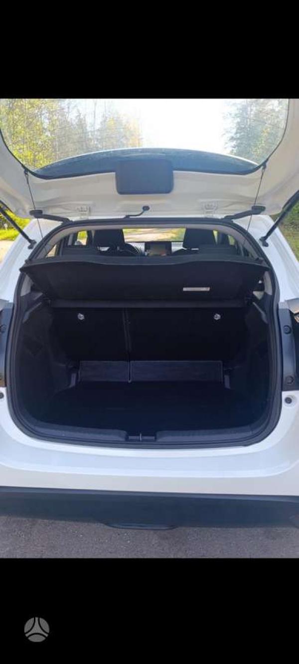 White Toyota Yaris 2022 in Vilnius, with an engine capacity of 1.49 L and mileage of 27 thousand km for 17900 €, photo 7 on AUTOMOTO.COM.LV