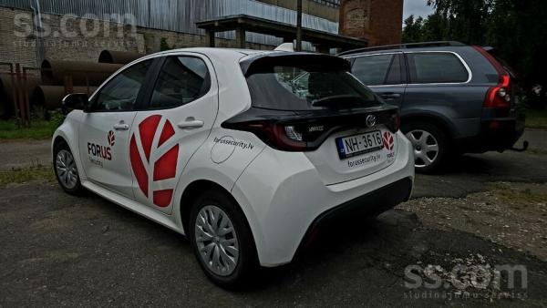 White Toyota Yaris 2022 in Jelgava, with an engine capacity of 1.50 L and mileage of 202 thousand km for 12000 €, photo 1 on AUTOMOTO.COM.LV