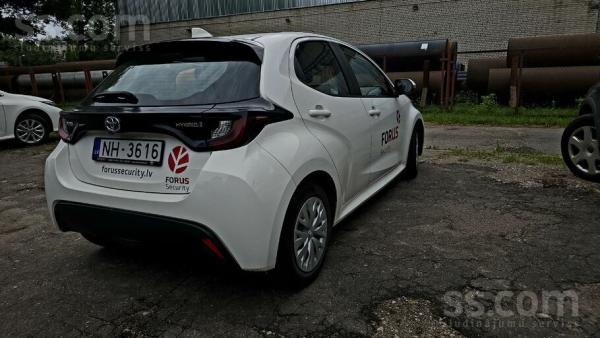 White Toyota Yaris 2022 in Jelgava, with an engine capacity of 1.50 L and mileage of 202 thousand km for 12000 €, photo 2 on AUTOMOTO.COM.LV