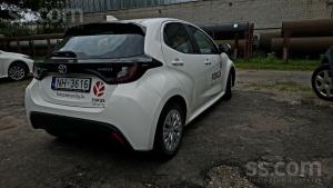 White Toyota Yaris 2022 in Jelgava, with an engine capacity of 1.50 L and mileage of 202 thousand km for 12000 €, photo 3 on AUTOMOTO.COM.LV
