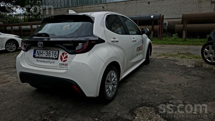 White Toyota Yaris 2022 in Jelgava, with an engine capacity of 1.50 L and mileage of 202 thousand km for 12000 €, photo 3 on AUTOMOTO.COM.LV