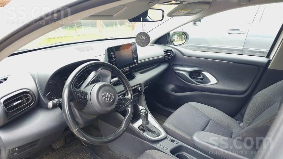 White Toyota Yaris 2022 in Jelgava, with an engine capacity of 1.50 L and mileage of 202 thousand km for 12000 €, photo 4 on AUTOMOTO.COM.LV