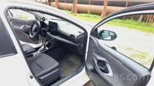 White Toyota Yaris 2022 in Jelgava, with an engine capacity of 1.50 L and mileage of 202 thousand km for 12000 €, photo 5 on AUTOMOTO.COM.LV