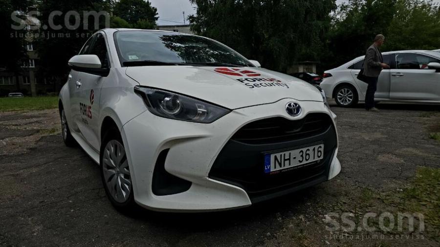White Toyota Yaris 2022 in Jelgava, with an engine capacity of 1.50 L and mileage of 202 thousand km for 12000 €, photo 6 on AUTOMOTO.COM.LV