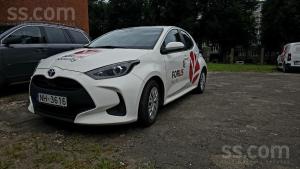 White Toyota Yaris 2022 in Jelgava, with an engine capacity of 1.50 L and mileage of 202 thousand km for 12000 €, photo 8 on AUTOMOTO.COM.LV