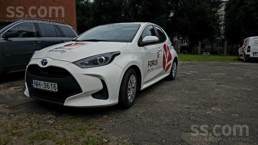 White Toyota Yaris 2022 in Jelgava, with an engine capacity of 1.50 L and mileage of 202 thousand km for 12000 €, photo 8 on AUTOMOTO.COM.LV