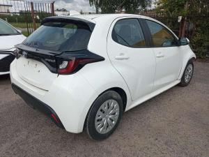 Balts Toyota Yaris 2022 Panevēža, ar dzinēja tilpumu 1.49 L un nobraukumu 44 tūkst. km par 6000 €, foto 17 vietnē AUTOMOTO.COM.LV