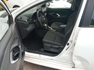 Balts Toyota Yaris 2022 Panevēža, ar dzinēja tilpumu 1.49 L un nobraukumu 44 tūkst. km par 6000 €, foto 24 vietnē AUTOMOTO.COM.LV