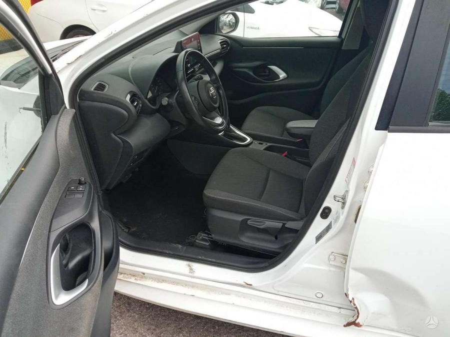Balts Toyota Yaris 2022 Panevēža, ar dzinēja tilpumu 1.49 L un nobraukumu 44 tūkst. km par 6000 €, foto 24 vietnē AUTOMOTO.COM.LV