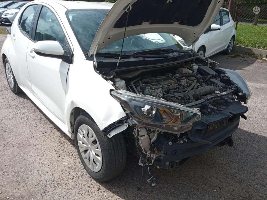Balts Toyota Yaris 2022 Panevēža, ar dzinēja tilpumu 1.49 L un nobraukumu 44 tūkst. km par 6000 €, foto 34 vietnē AUTOMOTO.COM.LV