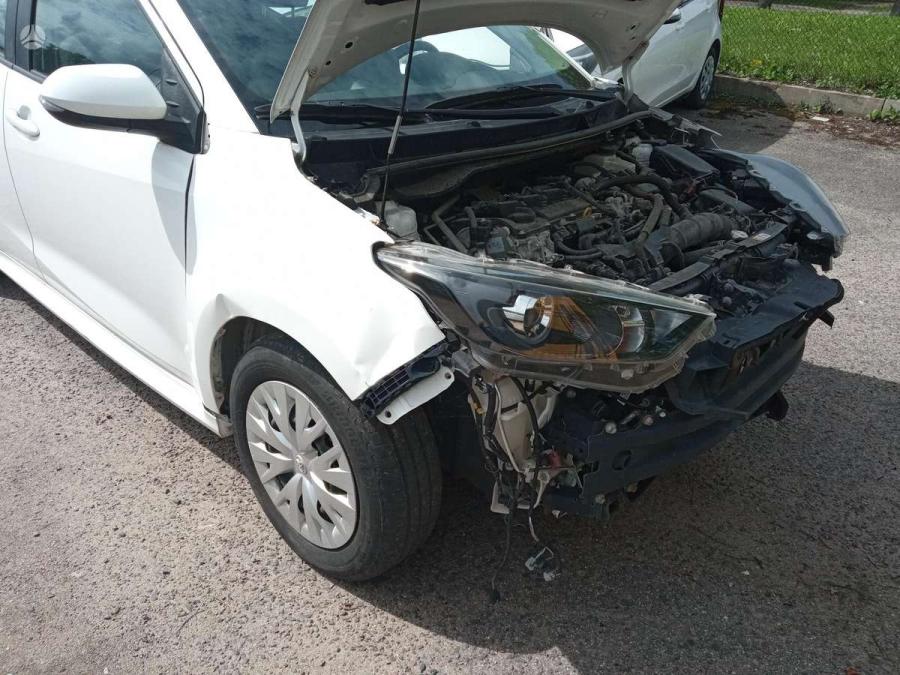 Balts Toyota Yaris 2022 Panevēža, ar dzinēja tilpumu 1.49 L un nobraukumu 44 tūkst. km par 6000 €, foto 36 vietnē AUTOMOTO.COM.LV