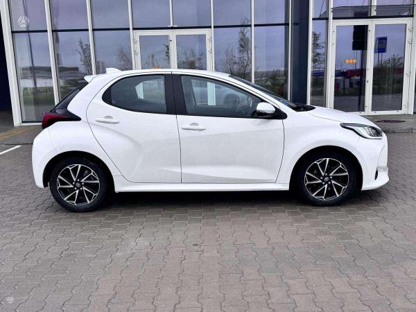 Balts Toyota Yaris 2022 Viļņa, ar dzinēja tilpumu 1.49 L un nobraukumu 158 tūkst. km par 14650 €, foto 5 vietnē AUTOMOTO.COM.LV