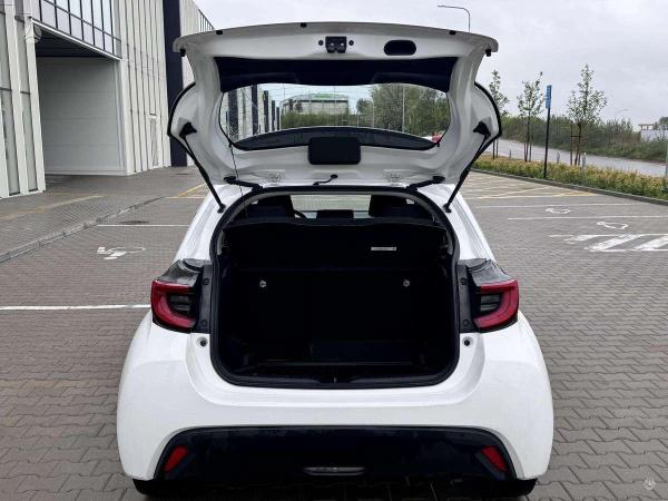 Balts Toyota Yaris 2022 Viļņa, ar dzinēja tilpumu 1.49 L un nobraukumu 158 tūkst. km par 14650 €, foto 8 vietnē AUTOMOTO.COM.LV
