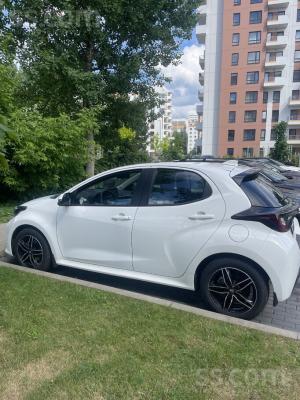 White Toyota Yaris 2022 in Riga, with an engine capacity of 1.50 L and mileage of 49 thousand km for 14900 €, photo  on AUTOMOTO.COM.LV