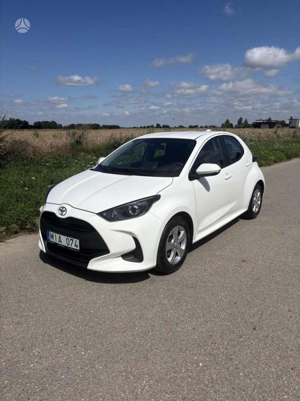 Balts Toyota Yaris 2022 Kauņa, ar dzinēja tilpumu 1.00 L un nobraukumu 64 tūkst. km par 12690 €, foto  vietnē AUTOMOTO.COM.LV