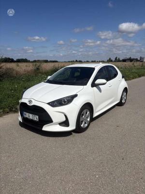Balts Toyota Yaris 2022 Kauņa, ar dzinēja tilpumu 1.00 L un nobraukumu 64 tūkst. km par 12690 €, foto  vietnē AUTOMOTO.COM.LV