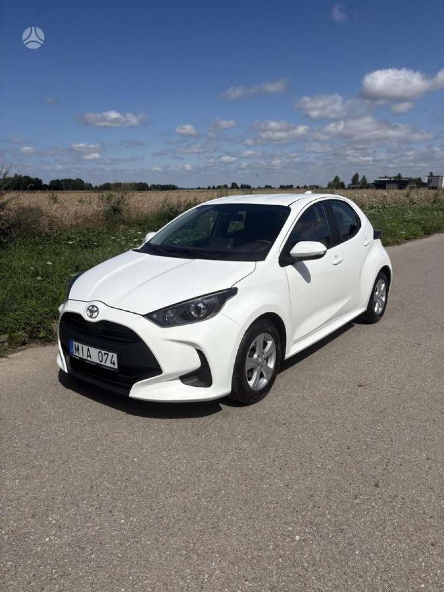 Balts Toyota Yaris 2022 Kauņa, ar dzinēja tilpumu 1.00 L un nobraukumu 64 tūkst. km par 12690 €, foto 1 vietnē AUTOMOTO.COM.LV