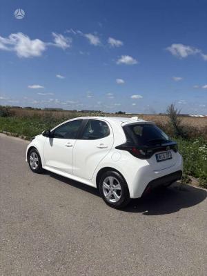 Balts Toyota Yaris 2022 Kauņa, ar dzinēja tilpumu 1.00 L un nobraukumu 64 tūkst. km par 12690 €, foto 3 vietnē AUTOMOTO.COM.LV