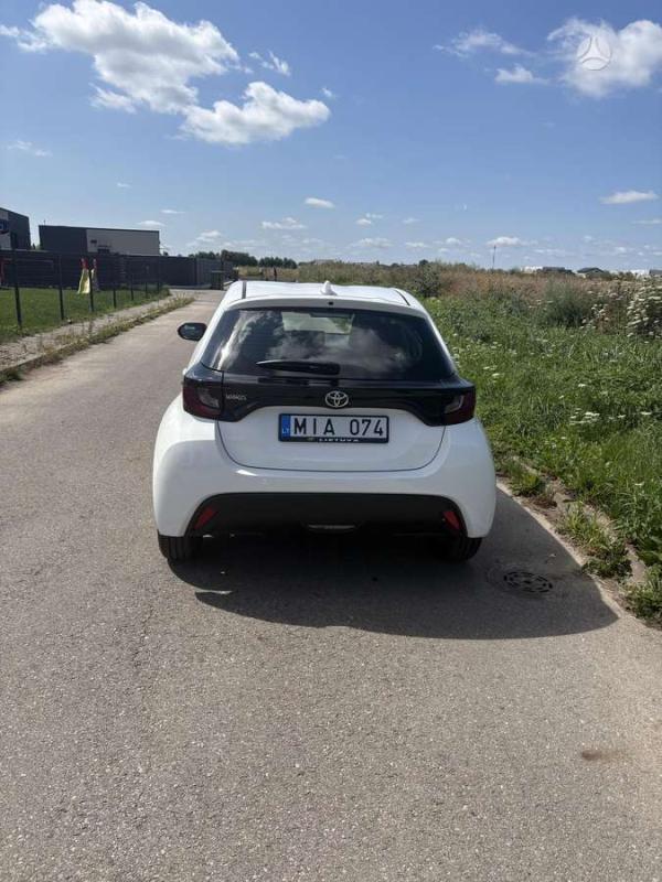 Balts Toyota Yaris 2022 Kauņa, ar dzinēja tilpumu 1.00 L un nobraukumu 64 tūkst. km par 12690 €, foto 3 vietnē AUTOMOTO.COM.LV