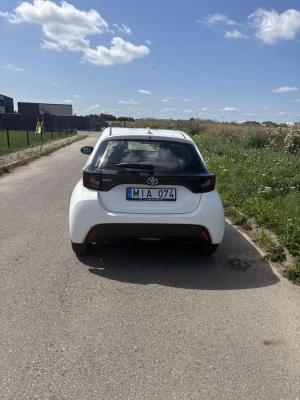 Balts Toyota Yaris 2022 Kauņa, ar dzinēja tilpumu 1.00 L un nobraukumu 64 tūkst. km par 12690 €, foto 4 vietnē AUTOMOTO.COM.LV